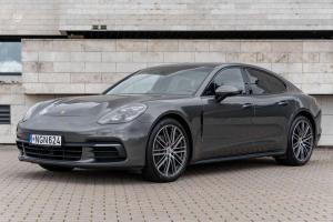 Grey Porsche Panamera 2017 in Vilnius, with an engine capacity of 3.00 L and mileage of 130 thousand km for 49500 €, photo 4 on AUTOMOTO.COM.LV