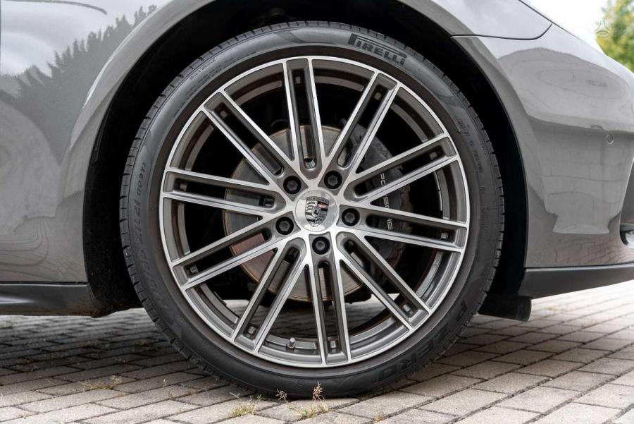 Grey Porsche Panamera 2017 in Vilnius, with an engine capacity of 3.00 L and mileage of 130 thousand km for 49500 €, photo 11 on AUTOMOTO.COM.LV
