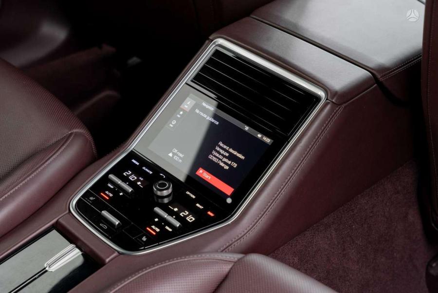 Grey Porsche Panamera 2017 in Vilnius, with an engine capacity of 3.00 L and mileage of 130 thousand km for 49500 €, photo 20 on AUTOMOTO.COM.LV