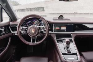 Grey Porsche Panamera 2017 in Vilnius, with an engine capacity of 3.00 L and mileage of 130 thousand km for 49500 €, photo 25 on AUTOMOTO.COM.LV