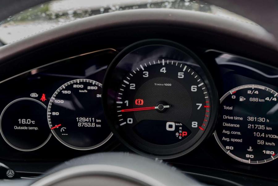 Grey Porsche Panamera 2017 in Vilnius, with an engine capacity of 3.00 L and mileage of 130 thousand km for 49500 €, photo 36 on AUTOMOTO.COM.LV