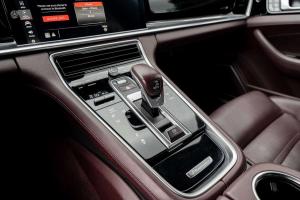 Grey Porsche Panamera 2017 in Vilnius, with an engine capacity of 3.00 L and mileage of 130 thousand km for 49500 €, photo 39 on AUTOMOTO.COM.LV