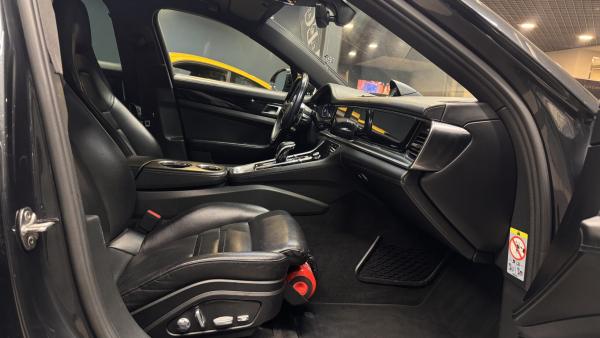 Grey Porsche Panamera 2018 in Riga, with an engine capacity of 2.90 L and mileage of 196 thousand km for 43500 €, photo 8 on AUTOMOTO.COM.LV