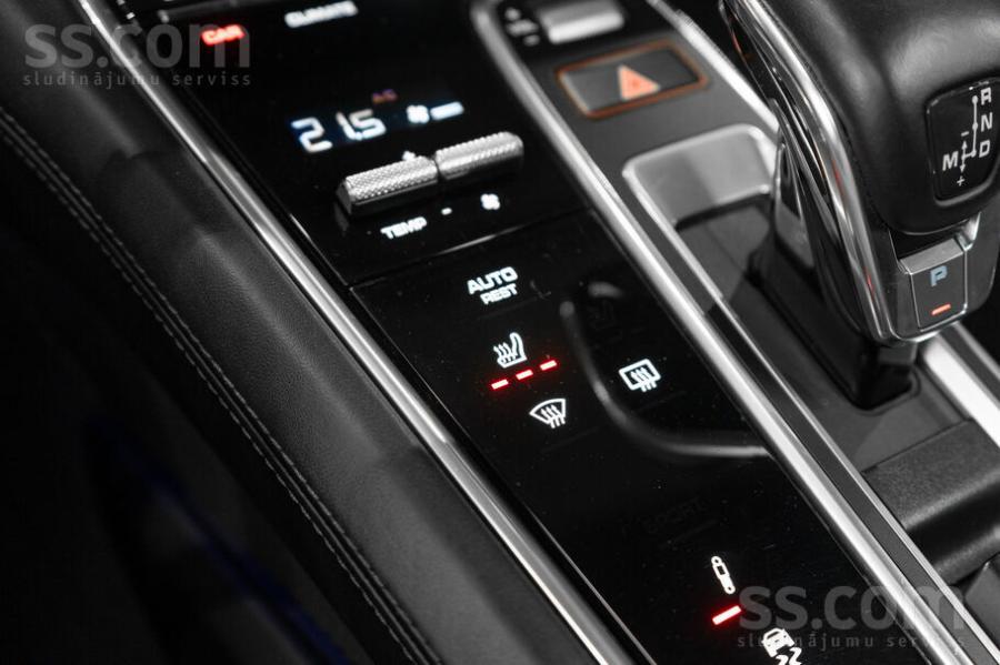 Grey Porsche Panamera 2019 in Riga, with an engine capacity of 4.00 L and mileage of 126 thousand km for 65340 €, photo 33 on AUTOMOTO.COM.LV