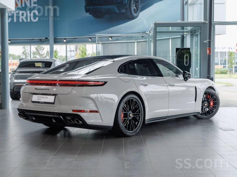 Grey Porsche Panamera 2026 in Riga, with an engine capacity of 4.00 L and mileage of 5 thousand km for 176000 €, photo 4 on AUTOMOTO.COM.LV