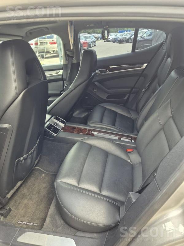 Pelēks Porsche Panamera 2012 Rīga, ar dzinēja tilpumu 3.60 L un nobraukumu 122 tūkst. km par 21990 €, foto 10 vietnē AUTOMOTO.COM.LV