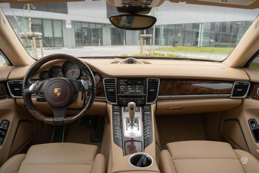 Sarkans Porsche Panamera 2014 Viļņa, ar dzinēja tilpumu 3.00 L un nobraukumu 104 tūkst. km par 23500 €, foto 16 vietnē AUTOMOTO.COM.LV