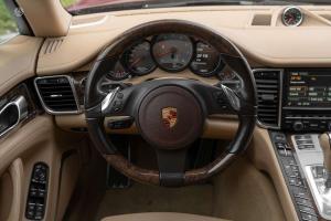Sarkans Porsche Panamera 2014 Viļņa, ar dzinēja tilpumu 3.00 L un nobraukumu 104 tūkst. km par 23500 €, foto 22 vietnē AUTOMOTO.COM.LV