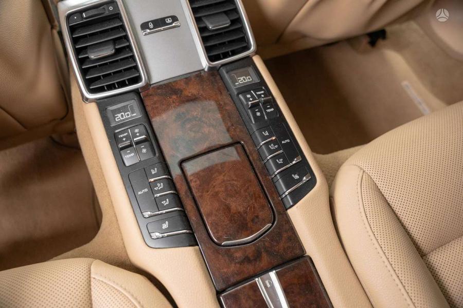 Sarkans Porsche Panamera 2014 Viļņa, ar dzinēja tilpumu 3.00 L un nobraukumu 104 tūkst. km par 23500 €, foto 32 vietnē AUTOMOTO.COM.LV