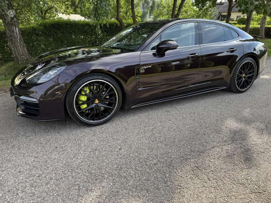 Violets Porsche Panamera 2017 Alīta, ar dzinēja tilpumu 2.89 L un nobraukumu 194 tūkst. km par 42900 €, foto 1 vietnē AUTOMOTO.COM.LV