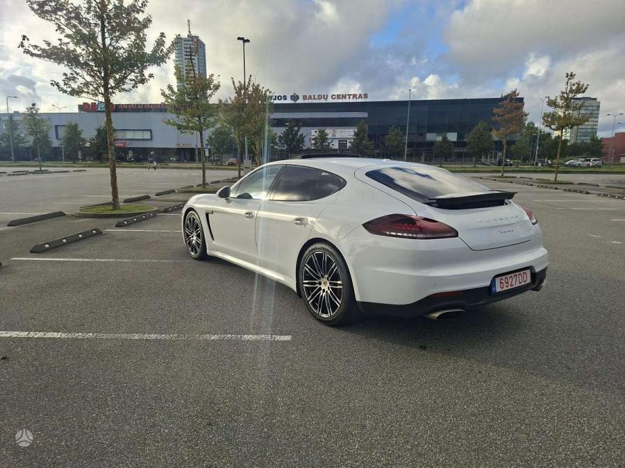 White Porsche Panamera 2016 in Klaipeda, with an engine capacity of 3.61 L and mileage of 154 thousand km for 23700 €, photo 7 on AUTOMOTO.COM.LV