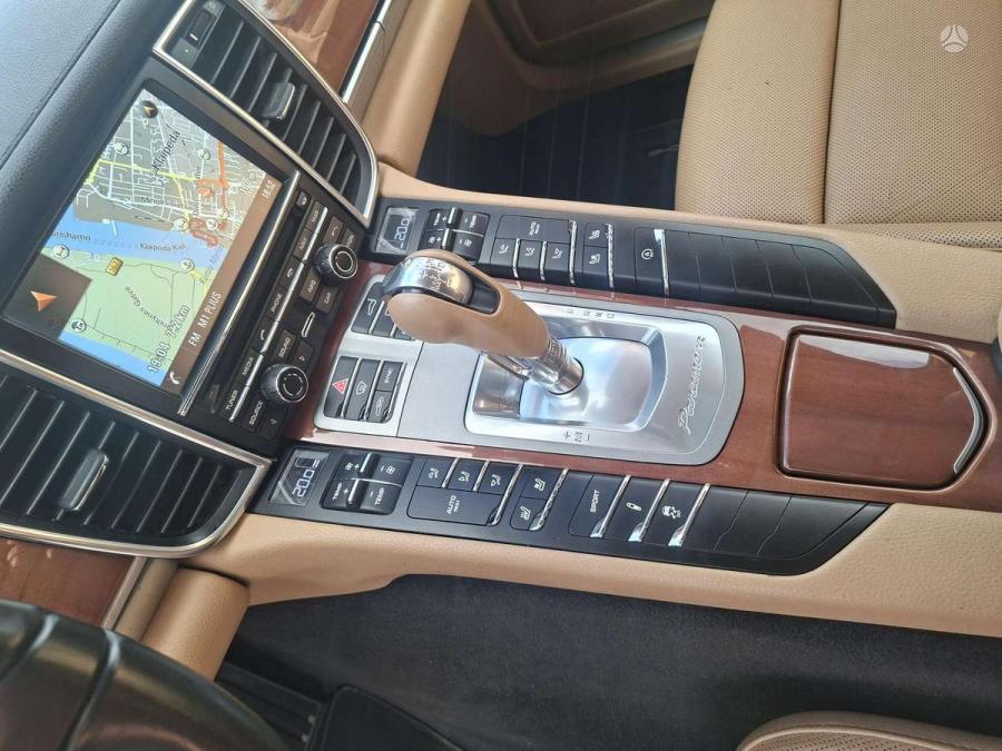 White Porsche Panamera 2016 in Klaipeda, with an engine capacity of 3.61 L and mileage of 154 thousand km for 23700 €, photo 13 on AUTOMOTO.COM.LV