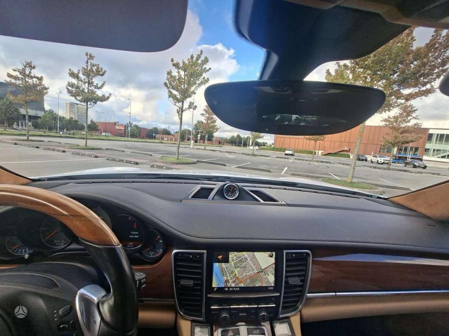 White Porsche Panamera 2016 in Klaipeda, with an engine capacity of 3.61 L and mileage of 154 thousand km for 23700 €, photo 14 on AUTOMOTO.COM.LV