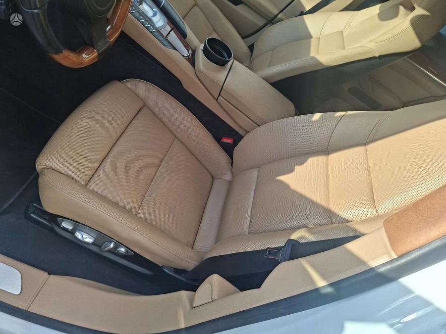 White Porsche Panamera 2016 in Klaipeda, with an engine capacity of 3.61 L and mileage of 154 thousand km for 23700 €, photo 18 on AUTOMOTO.COM.LV
