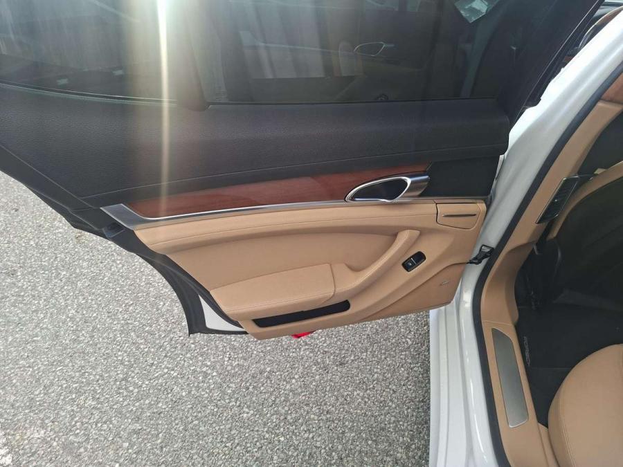 White Porsche Panamera 2016 in Klaipeda, with an engine capacity of 3.61 L and mileage of 154 thousand km for 23700 €, photo 23 on AUTOMOTO.COM.LV
