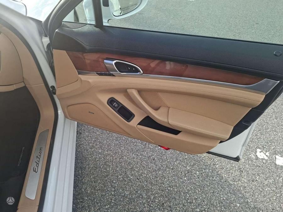 White Porsche Panamera 2016 in Klaipeda, with an engine capacity of 3.61 L and mileage of 154 thousand km for 23700 €, photo 24 on AUTOMOTO.COM.LV