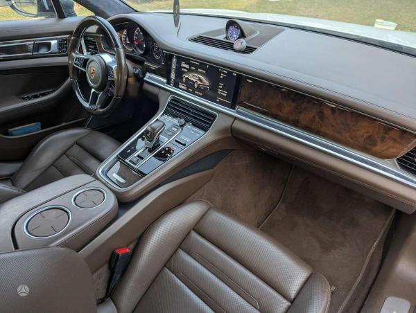 White Porsche Panamera 2017 in Kaunas, with an engine capacity of 4.00 L and mileage of 190 thousand km for 44000 €, photo 9 on AUTOMOTO.COM.LV
