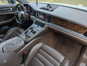 White Porsche Panamera 2017 in Kaunas, with an engine capacity of 4.00 L and mileage of 190 thousand km for 44000 €, photo 9 on AUTOMOTO.COM.LV