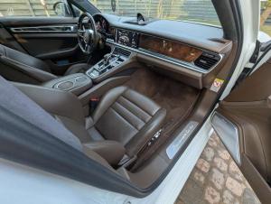 White Porsche Panamera 2017 in Kaunas, with an engine capacity of 4.00 L and mileage of 190 thousand km for 44000 €, photo 10 on AUTOMOTO.COM.LV