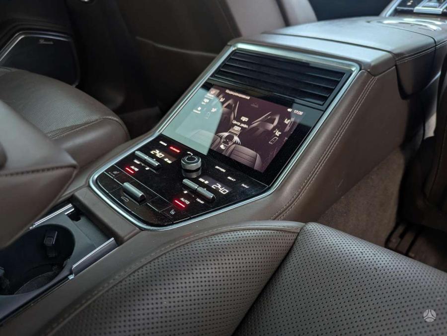 White Porsche Panamera 2017 in Kaunas, with an engine capacity of 4.00 L and mileage of 190 thousand km for 44000 €, photo 11 on AUTOMOTO.COM.LV