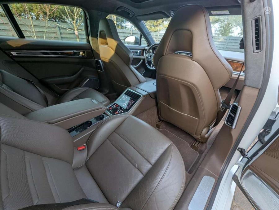 White Porsche Panamera 2017 in Kaunas, with an engine capacity of 4.00 L and mileage of 190 thousand km for 44000 €, photo 12 on AUTOMOTO.COM.LV