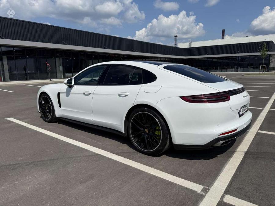White Porsche Panamera 2018 in Kaunas, with an engine capacity of 2.89 L and mileage of 95 thousand km for 41000 €, photo 7 on AUTOMOTO.COM.LV
