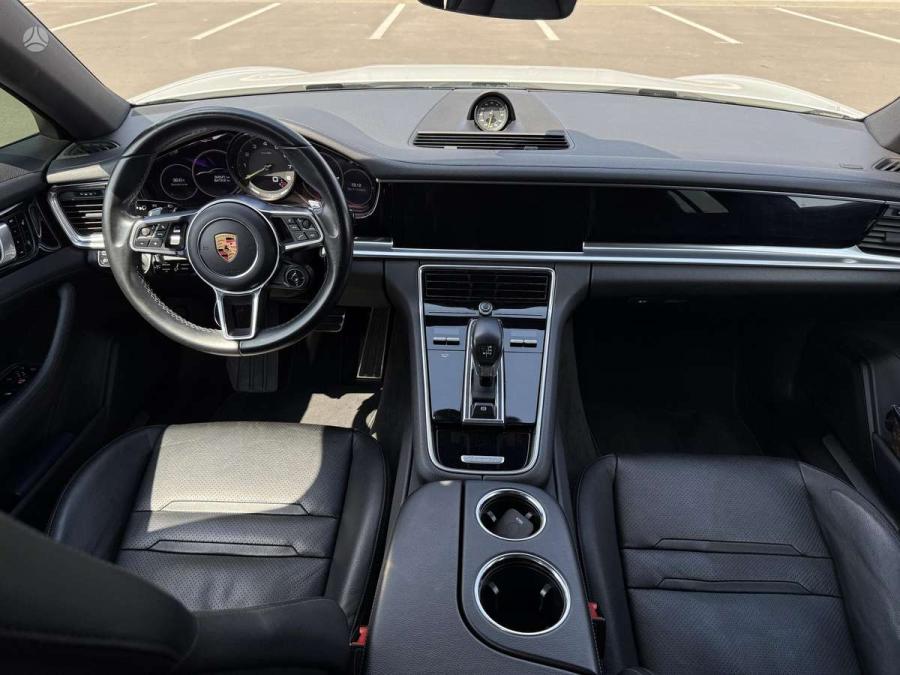 White Porsche Panamera 2018 in Kaunas, with an engine capacity of 2.89 L and mileage of 95 thousand km for 41000 €, photo 10 on AUTOMOTO.COM.LV
