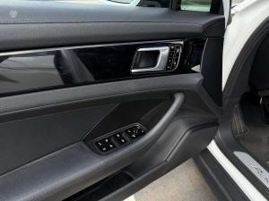 White Porsche Panamera 2018 in Kaunas, with an engine capacity of 2.89 L and mileage of 95 thousand km for 41000 €, photo 12 on AUTOMOTO.COM.LV