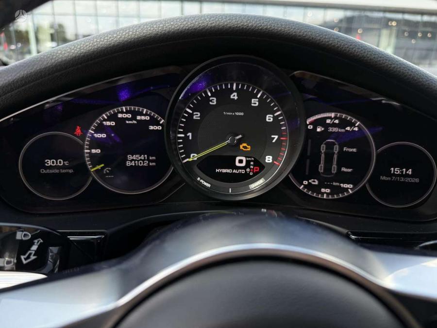 White Porsche Panamera 2018 in Kaunas, with an engine capacity of 2.89 L and mileage of 95 thousand km for 41000 €, photo 15 on AUTOMOTO.COM.LV