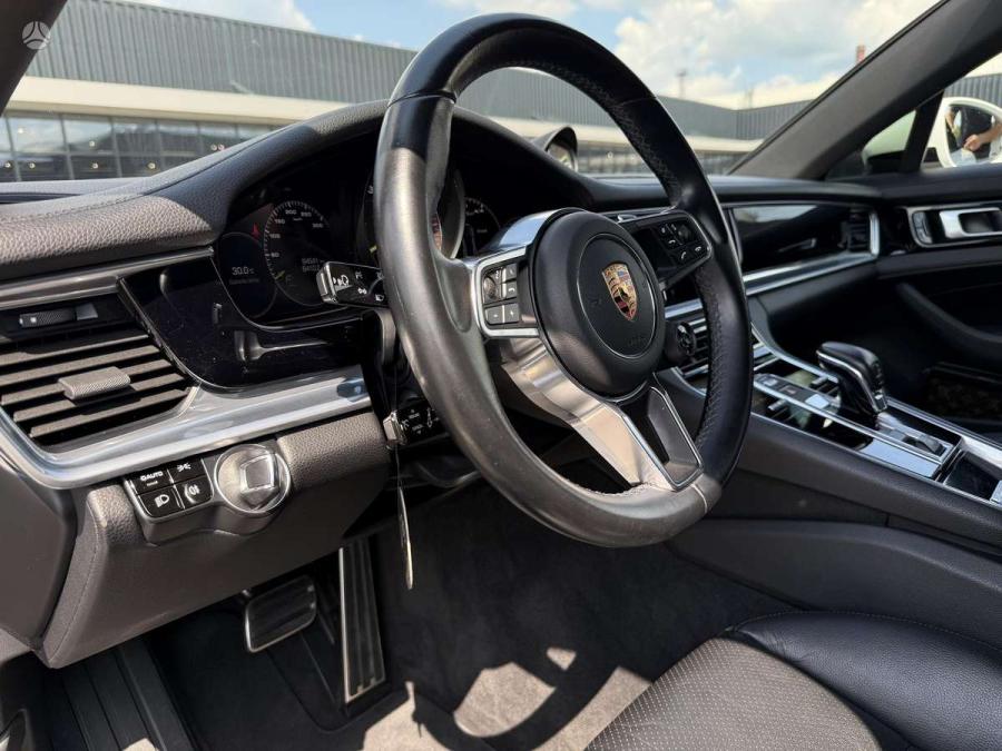 White Porsche Panamera 2018 in Kaunas, with an engine capacity of 2.89 L and mileage of 95 thousand km for 41000 €, photo 18 on AUTOMOTO.COM.LV