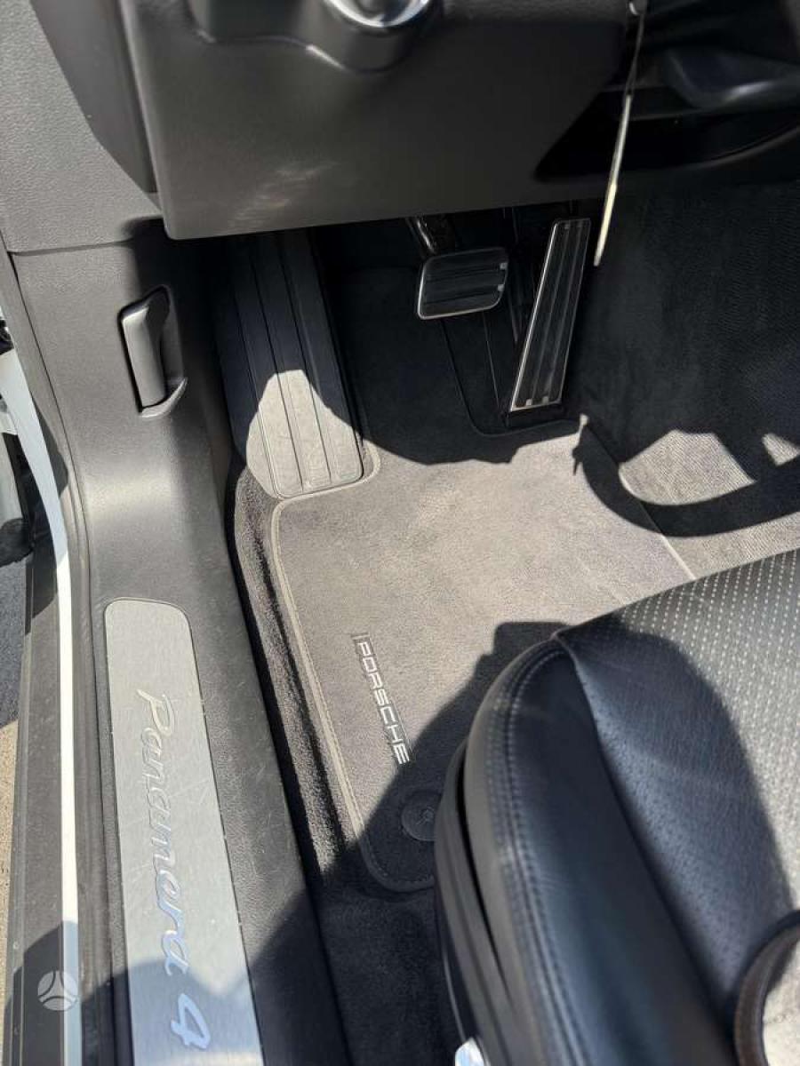 White Porsche Panamera 2018 in Kaunas, with an engine capacity of 2.89 L and mileage of 95 thousand km for 41000 €, photo 19 on AUTOMOTO.COM.LV