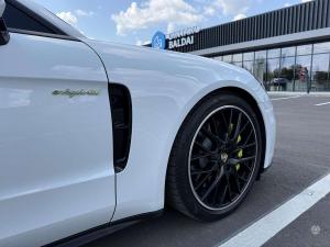 White Porsche Panamera 2018 in Kaunas, with an engine capacity of 2.89 L and mileage of 95 thousand km for 41000 €, photo 25 on AUTOMOTO.COM.LV