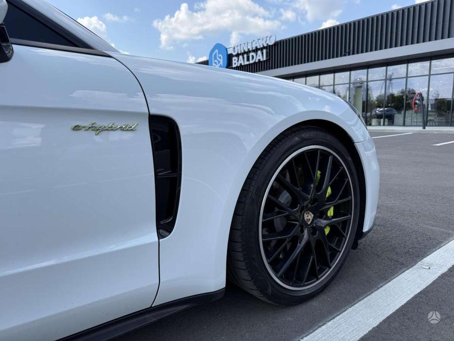 White Porsche Panamera 2018 in Kaunas, with an engine capacity of 2.89 L and mileage of 95 thousand km for 41000 €, photo 25 on AUTOMOTO.COM.LV