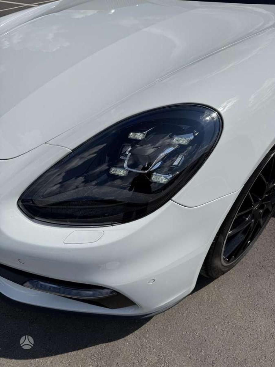 White Porsche Panamera 2018 in Kaunas, with an engine capacity of 2.89 L and mileage of 95 thousand km for 41000 €, photo 26 on AUTOMOTO.COM.LV