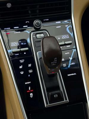 Balts Porsche Panamera 2018 Viļņa, ar dzinēja tilpumu 2.99 L un nobraukumu 212 tūkst. km par 36990 €, foto 27 vietnē AUTOMOTO.COM.LV