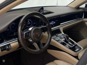 White Porsche Panamera 2018 in Vilnius, with an engine capacity of 2.99 L and mileage of 212 thousand km for 35990 €, photo 10 on AUTOMOTO.COM.LV