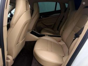 White Porsche Panamera 2018 in Vilnius, with an engine capacity of 2.99 L and mileage of 212 thousand km for 35990 €, photo 12 on AUTOMOTO.COM.LV