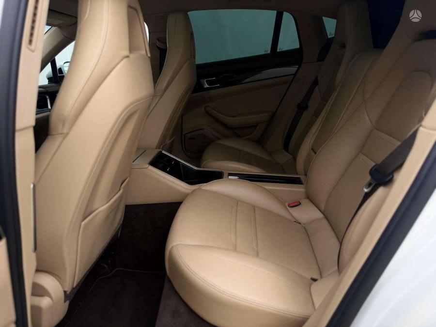White Porsche Panamera 2018 in Vilnius, with an engine capacity of 2.99 L and mileage of 212 thousand km for 35990 €, photo 12 on AUTOMOTO.COM.LV