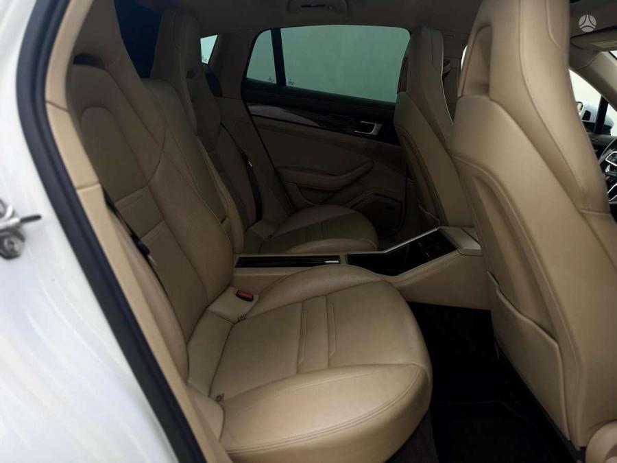 White Porsche Panamera 2018 in Vilnius, with an engine capacity of 2.99 L and mileage of 212 thousand km for 35990 €, photo 15 on AUTOMOTO.COM.LV