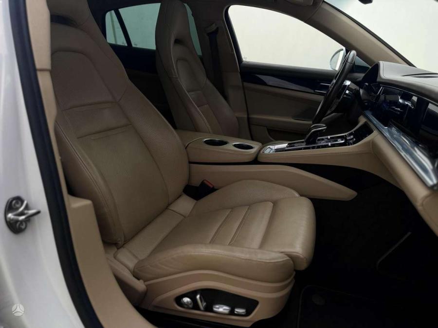 White Porsche Panamera 2018 in Vilnius, with an engine capacity of 2.99 L and mileage of 212 thousand km for 35990 €, photo 16 on AUTOMOTO.COM.LV