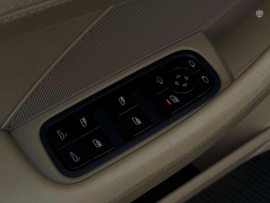 White Porsche Panamera 2018 in Vilnius, with an engine capacity of 2.99 L and mileage of 212 thousand km for 35990 €, photo 24 on AUTOMOTO.COM.LV