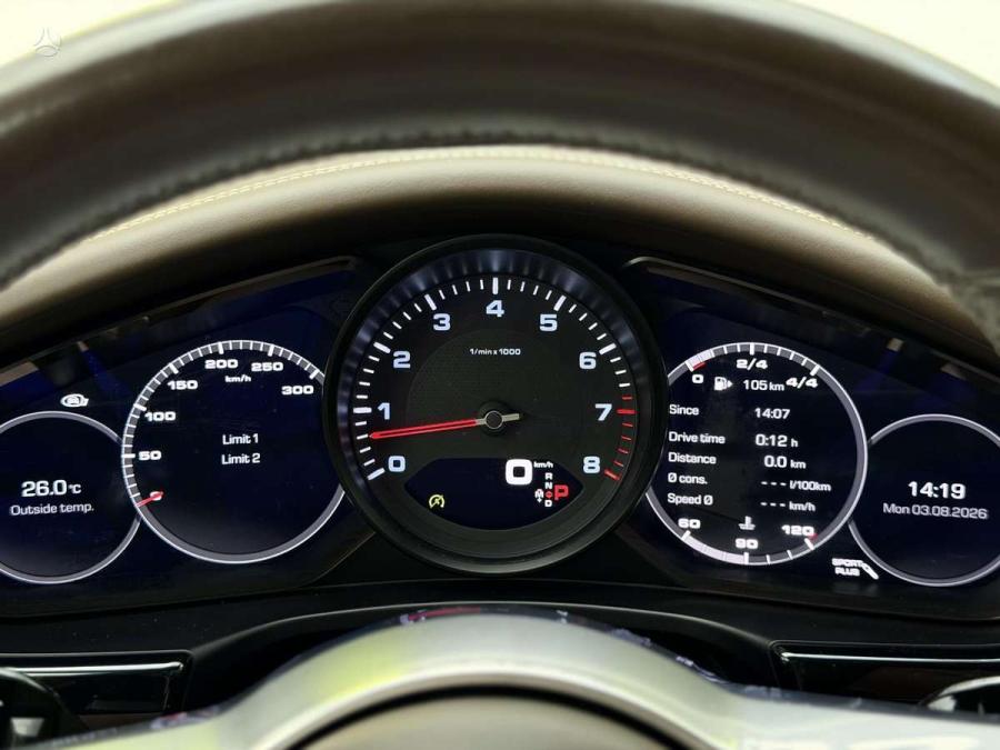 White Porsche Panamera 2018 in Vilnius, with an engine capacity of 2.99 L and mileage of 212 thousand km for 35990 €, photo 36 on AUTOMOTO.COM.LV