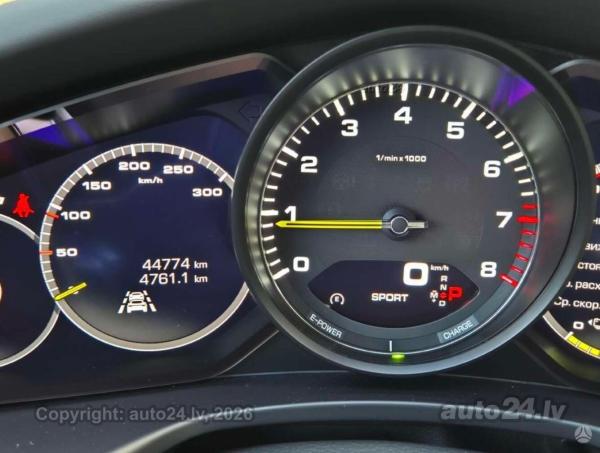 White Porsche Panamera 2020 in Riga, with an engine capacity of 2.90 L and mileage of 45 thousand km for 64900 €, photo 8 on AUTOMOTO.COM.LV
