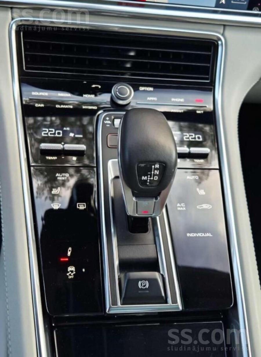 White Porsche Panamera 2020 in Riga, with an engine capacity of 2.90 L and mileage of 44 thousand km for 64900 €, photo 14 on AUTOMOTO.COM.LV