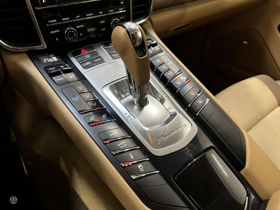Balts Porsche Panamera 2014 Viļņa, ar dzinēja tilpumu 3.00 L un nobraukumu 129 tūkst. km par 27900 €, foto 30 vietnē AUTOMOTO.COM.LV