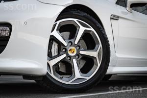 White Porsche Panamera 2011 in Riga, with an engine capacity of 4.80 L and mileage of 218 thousand km for 13950 €, photo 9 on AUTOMOTO.COM.LV
