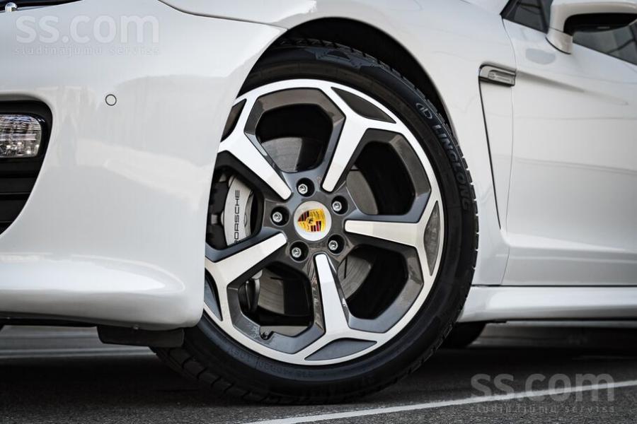 White Porsche Panamera 2011 in Riga, with an engine capacity of 4.80 L and mileage of 218 thousand km for 13950 €, photo 9 on AUTOMOTO.COM.LV