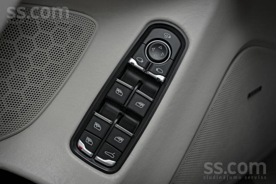 White Porsche Panamera 2011 in Riga, with an engine capacity of 4.80 L and mileage of 218 thousand km for 13950 €, photo 29 on AUTOMOTO.COM.LV