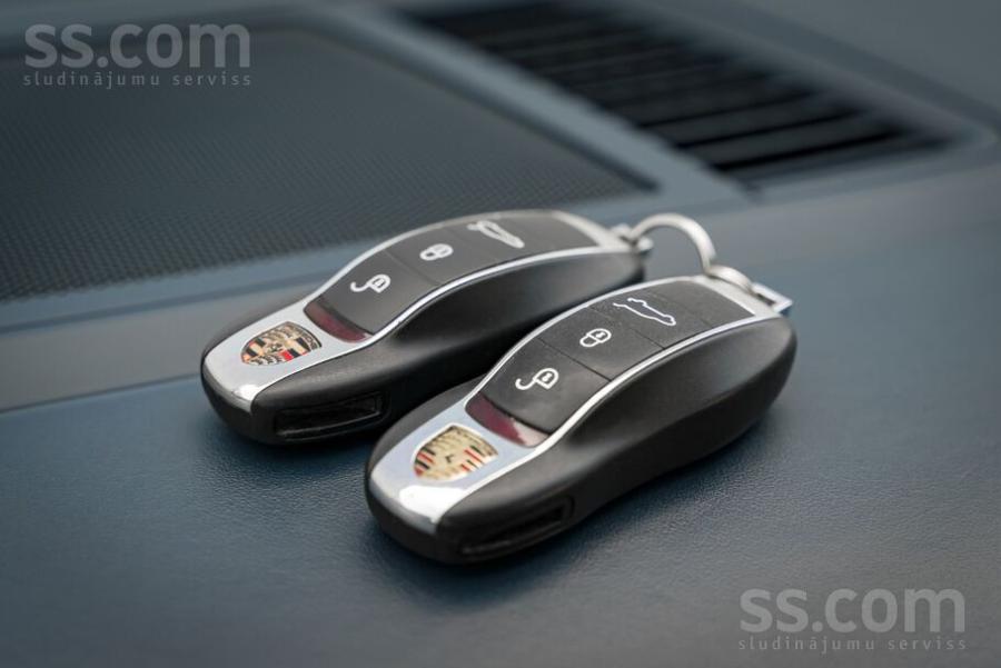 White Porsche Panamera 2011 in Riga, with an engine capacity of 4.80 L and mileage of 218 thousand km for 13950 €, photo 31 on AUTOMOTO.COM.LV