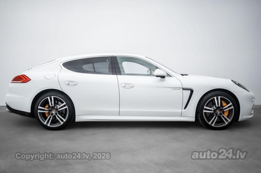 White Porsche Panamera 2013 in Tallinn, with an engine capacity of 3.00 L and mileage of 140 thousand km for 29999 €, photo 5 on AUTOMOTO.COM.LV